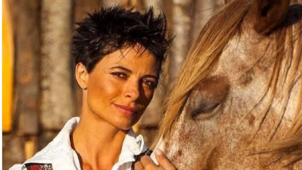 Natalia Estrada compie 50 anni: "Dieta, tv e cavalli: oggi vivo così"