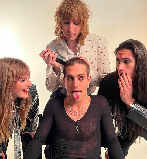 Damiano dei Maneskin, look stravolto: capelli rasati, foto e video
