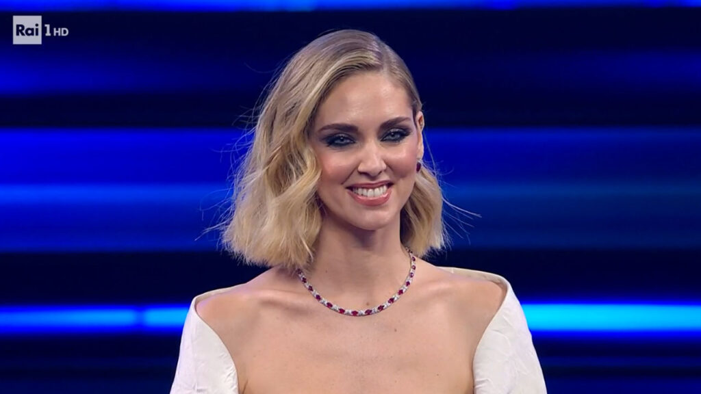 Ferragni-Sanremo, capello corto e 'vestito manifesto': Web approva