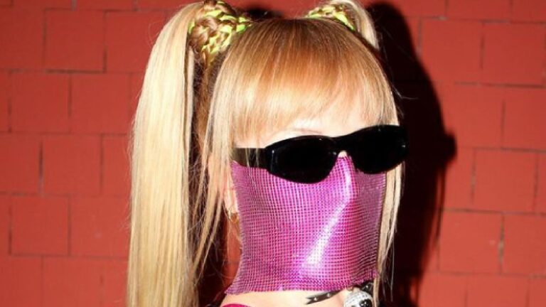 Myss Keta: "Il mio volto? L'hanno visto solo mia madre e l'ostetrica"